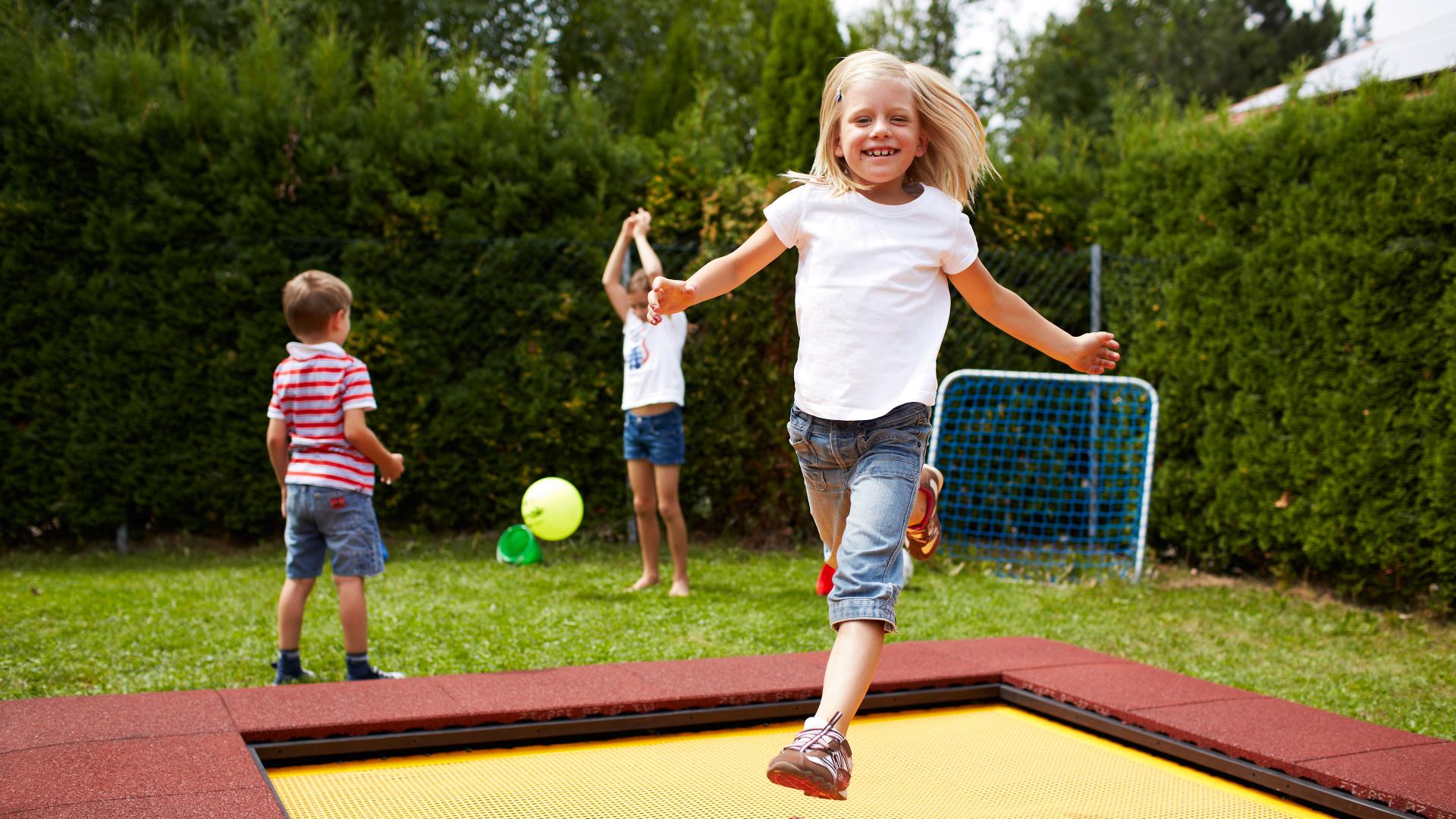 Spielplatz-Trampolin Wehrfritz FUN XL "Kindergarten" — Eurotramp Trampoline